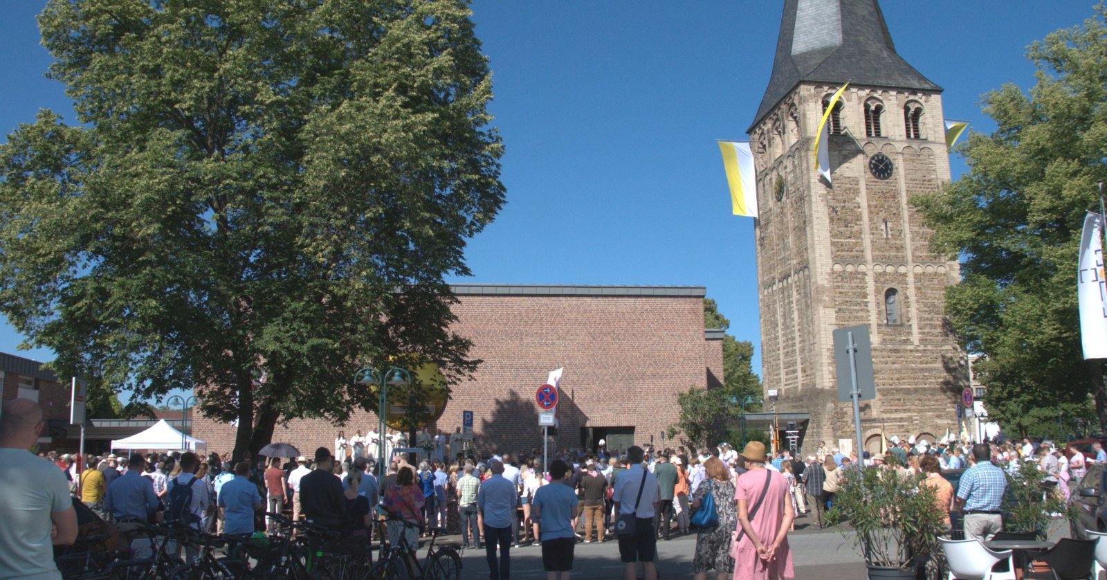 Gottesdienst und feierliche Prozession rund um die Kirche St. Martin in ...